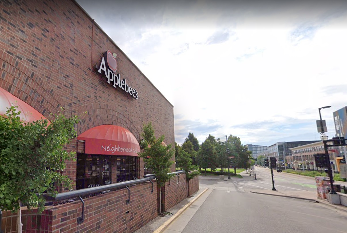 A Weepy, Blurry Farewell to the Last Applebee's in Minneapolis - Racket