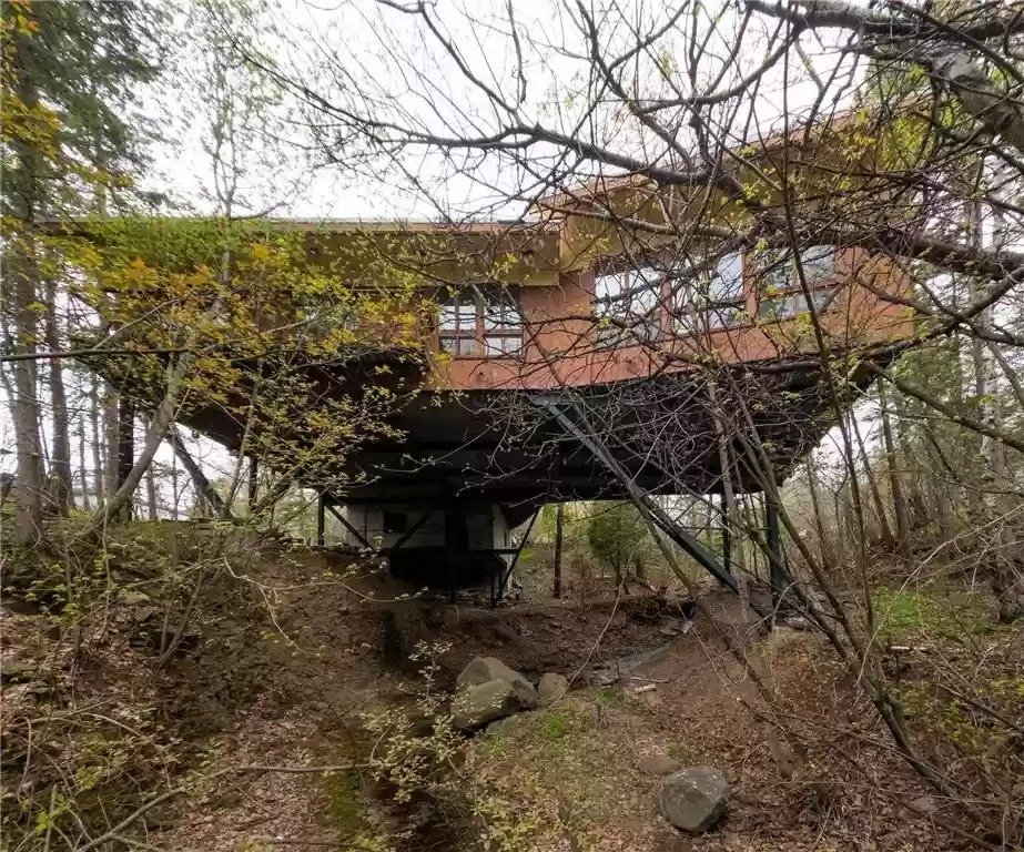Wanna Buy a Floating Duluth House with an Underground Pool? - Racket